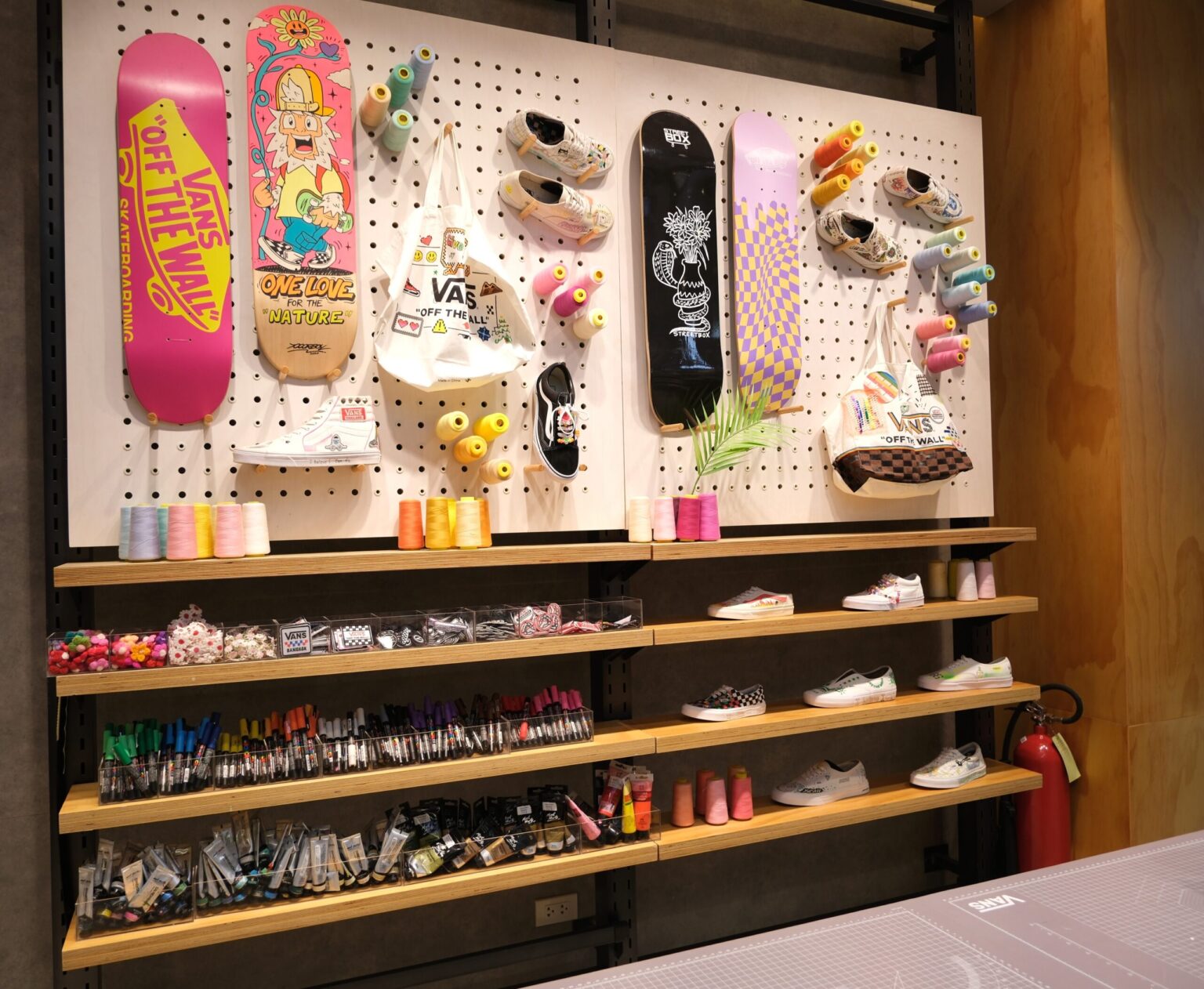 VANS FLAGSHIP STORE @ SIAMCENTER - ThaiOutdoorGroup